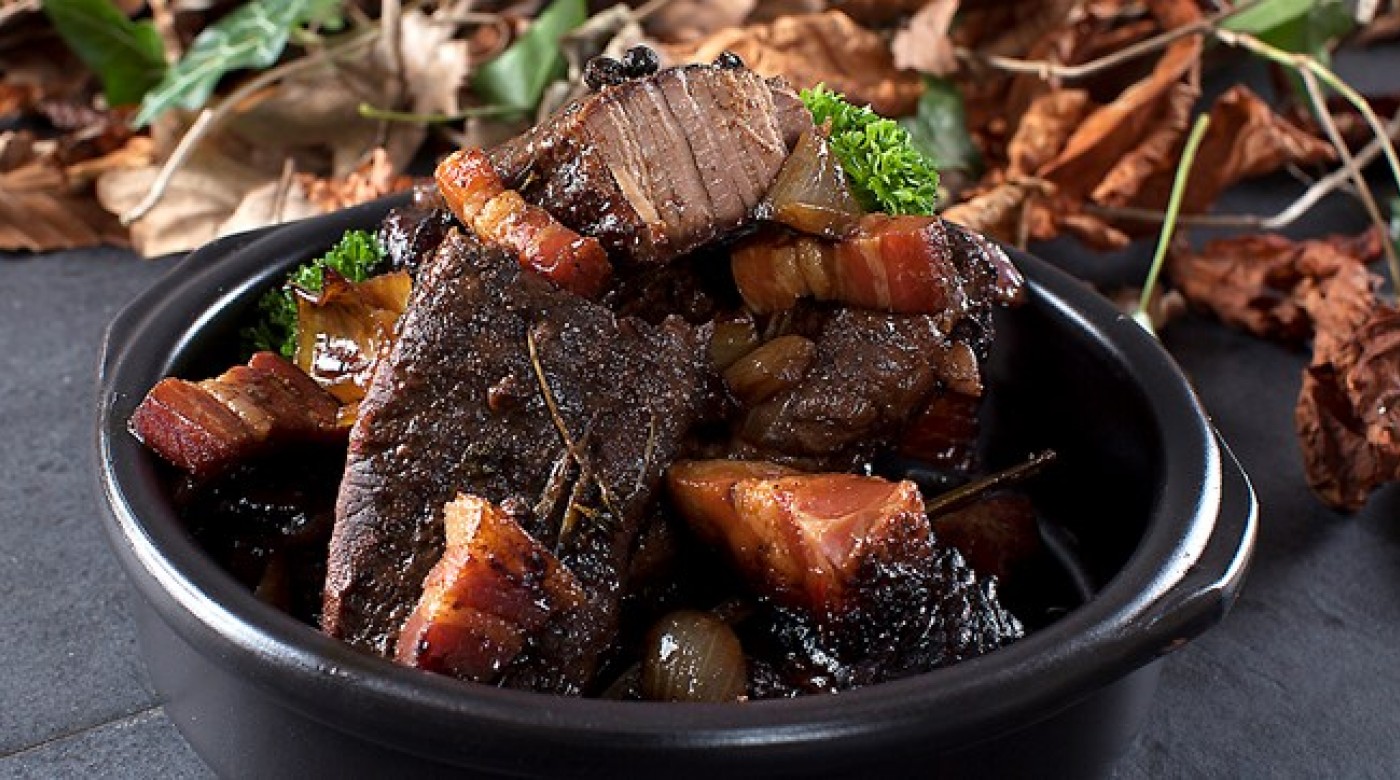 Oksebryst med håndskåret bacon og hele peberkorn