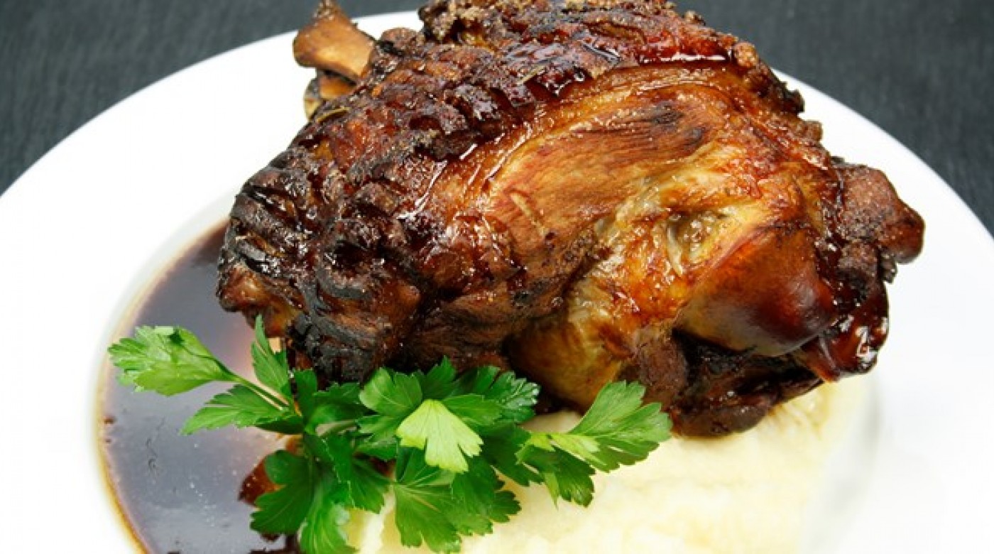 Ølbraiseret svineskank med sprød svær og sellerimos